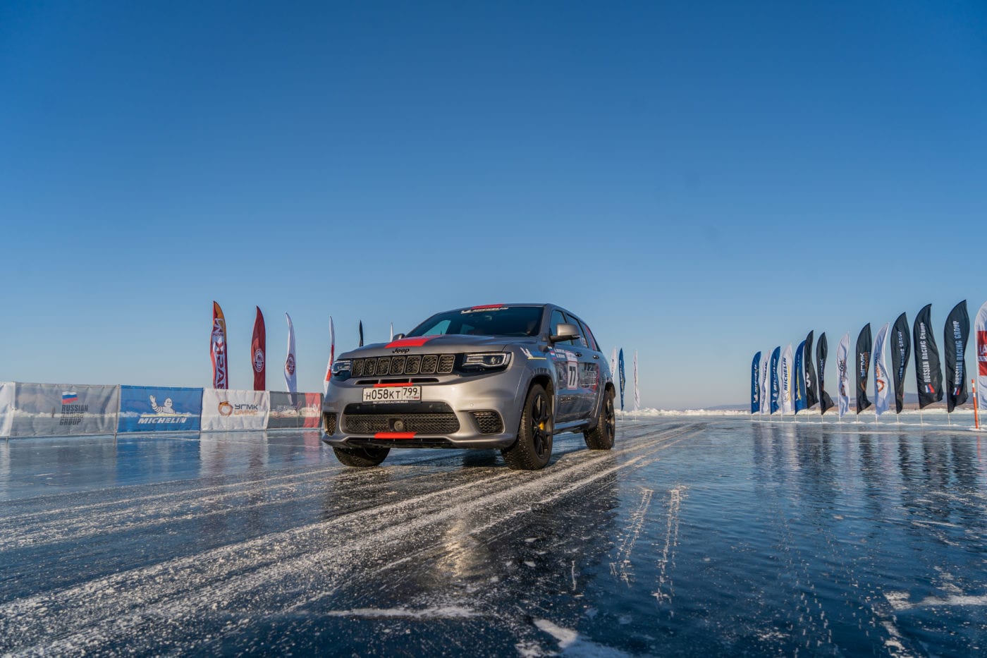 Jeep Trackhawk Smashes SUV Ice Racing Speed Record