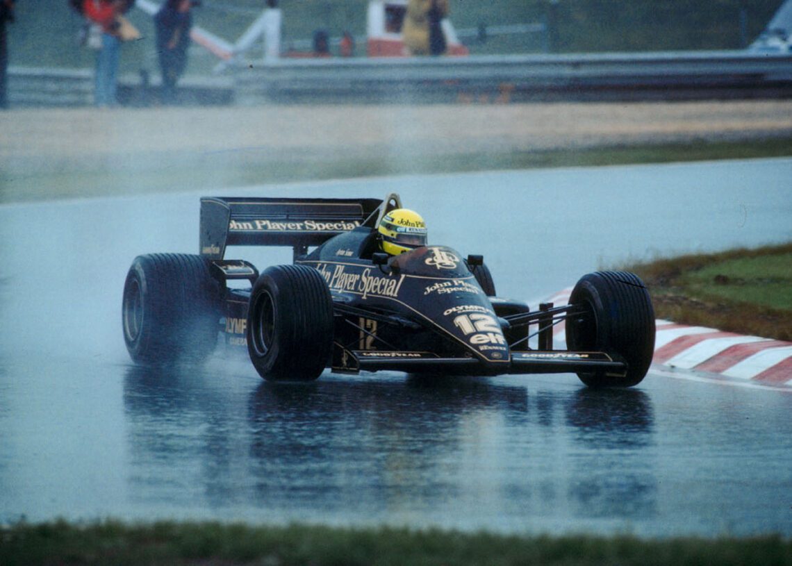 Lotus Reveals New 2026 Emira V6 SE Flagship